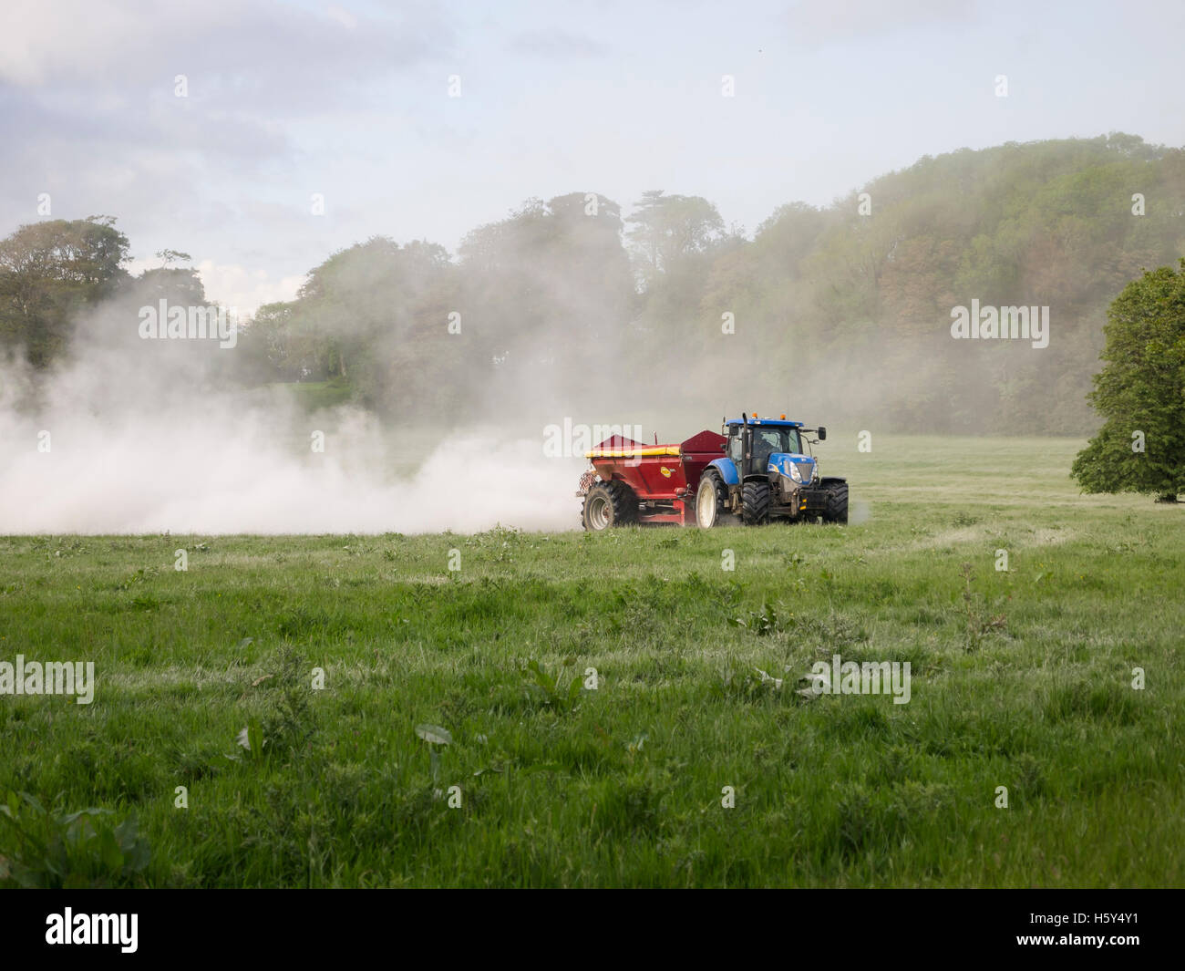 fertilizer crop spraying field Stock Photo - Alamy