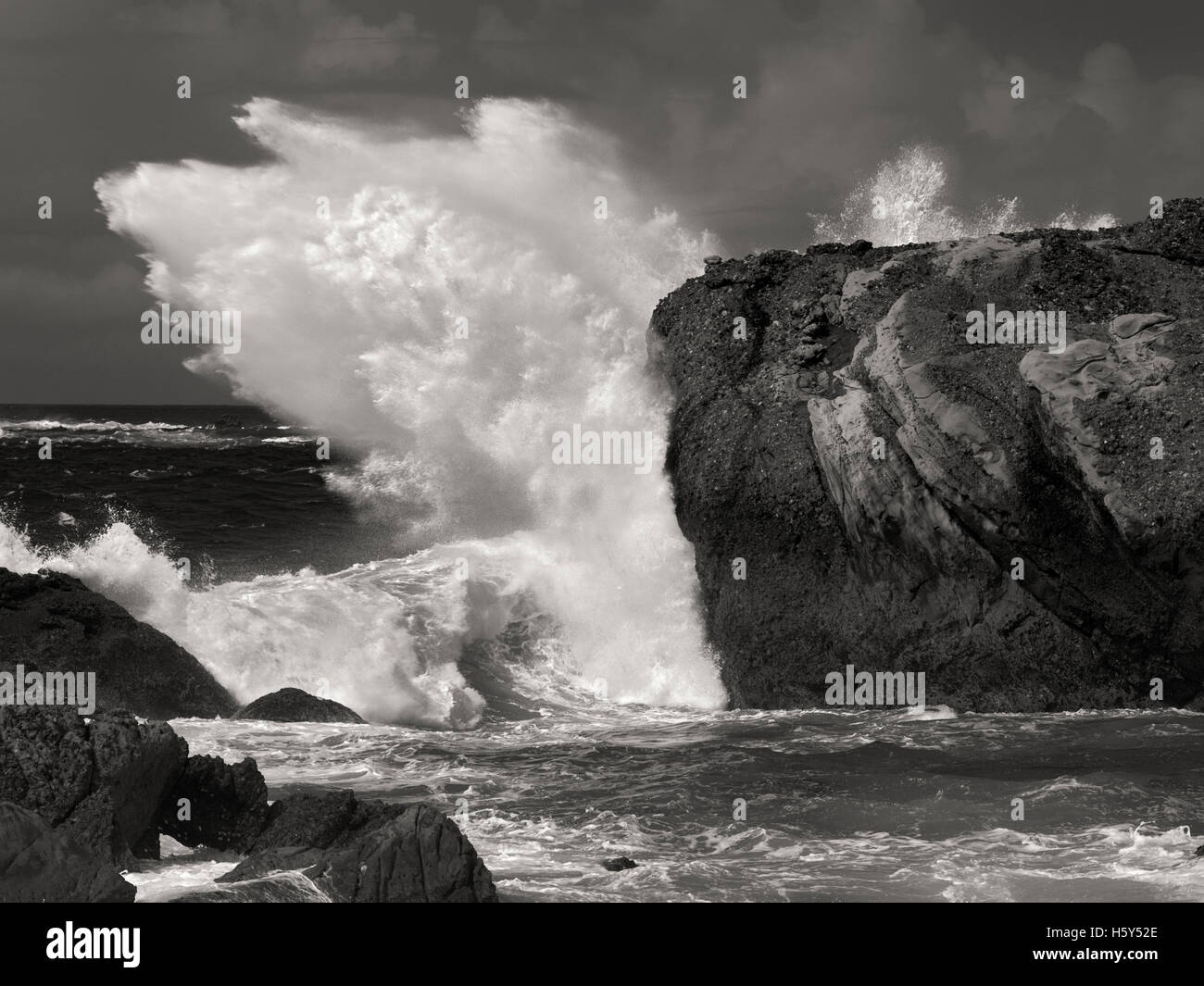 Storm waves hi-res stock photography and images - Alamy