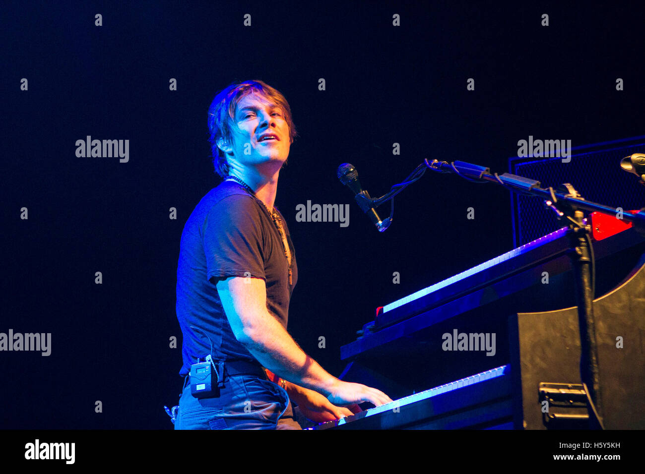 SAN FRANCISCO, CA - NOV 3: Taylor Hanson of Hanson performs at The ...