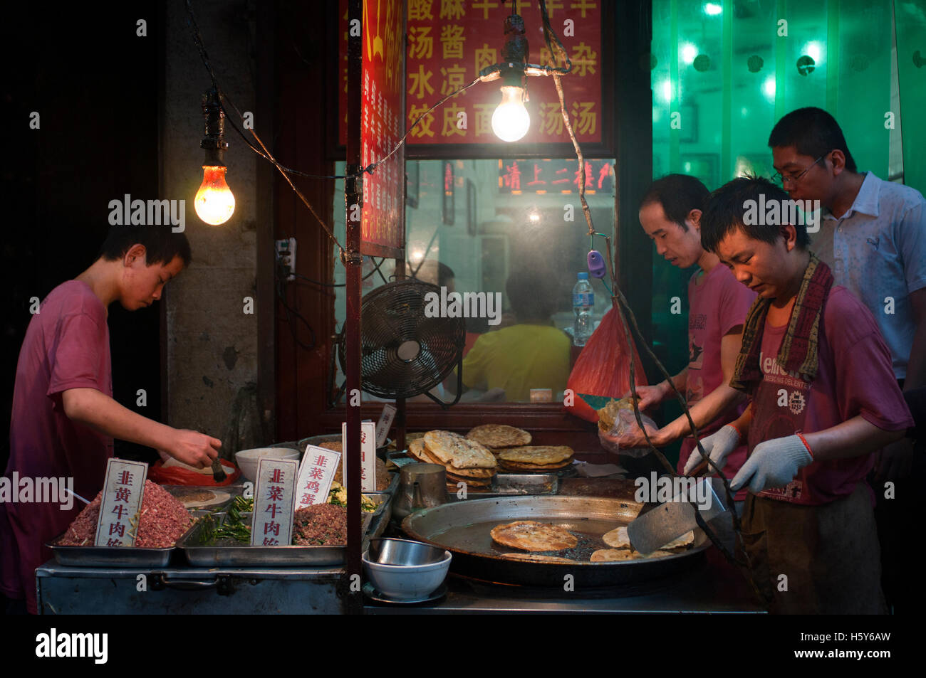Halal street food stalls hi-res stock photography and images - Alamy