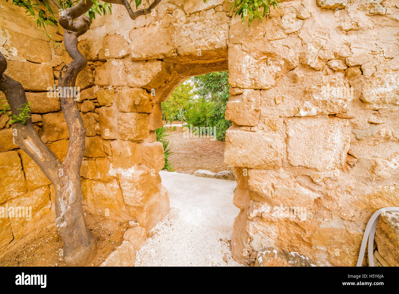 Door in stone wall hi-res stock photography and images - Alamy