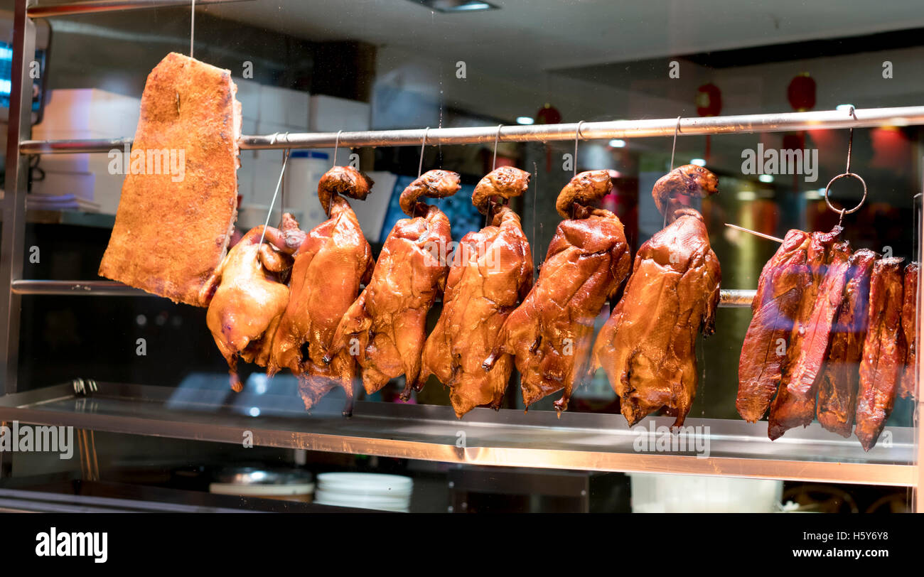 Roasted ducks in a chinese restaurant Stock Photo - Alamy