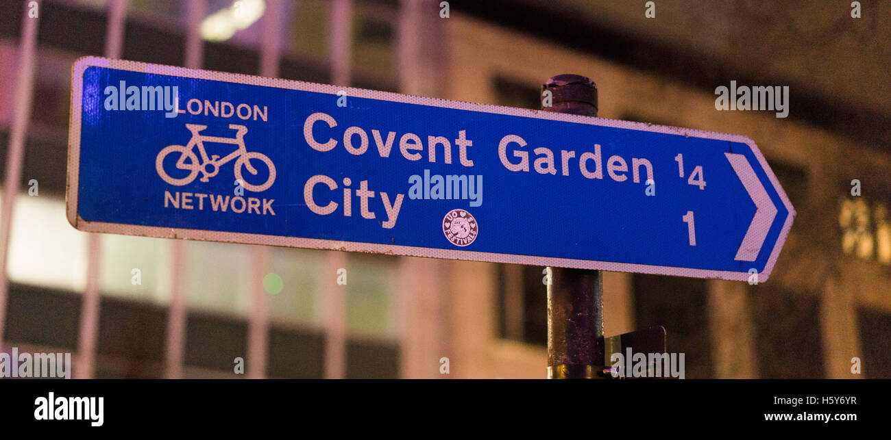 Direction sign to Covent Garden London Stock Photo - Alamy