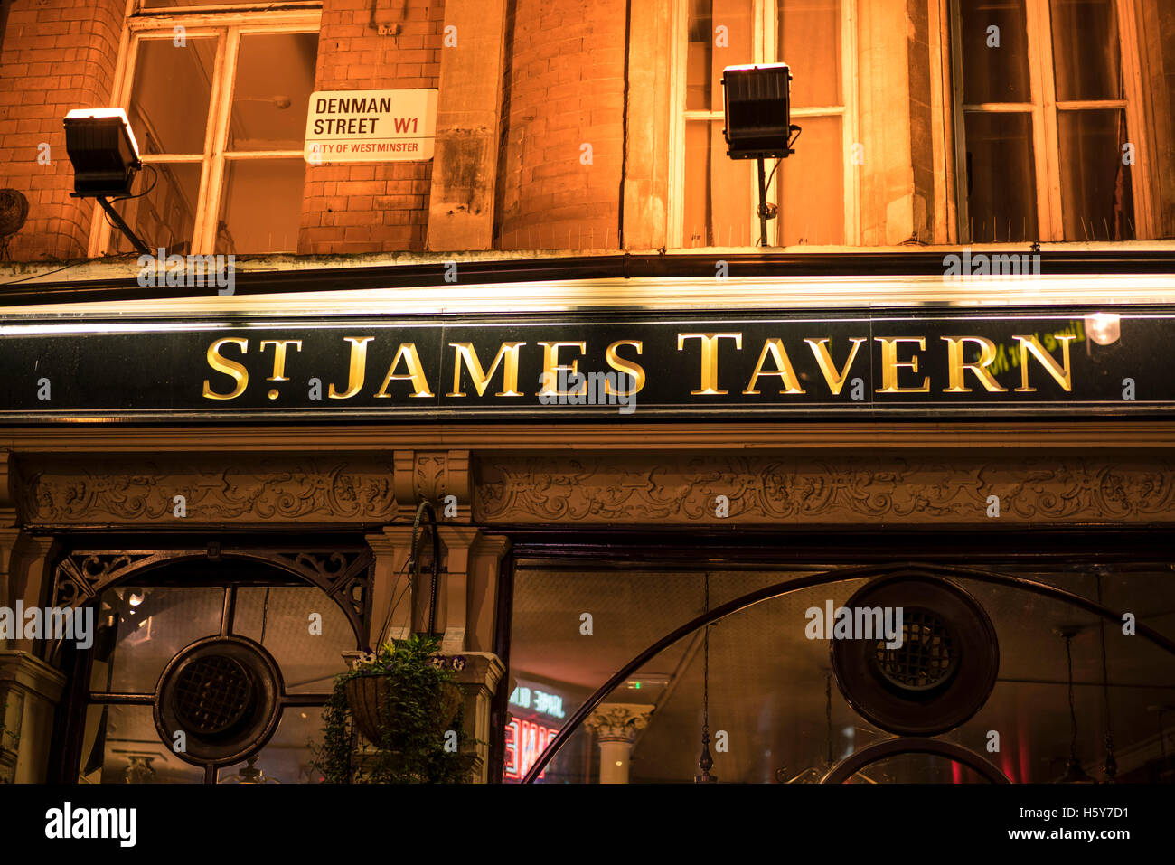 Traditional English Pub St. James Tavern LONDON, ENGLAND - FEBRUARY 22 ...