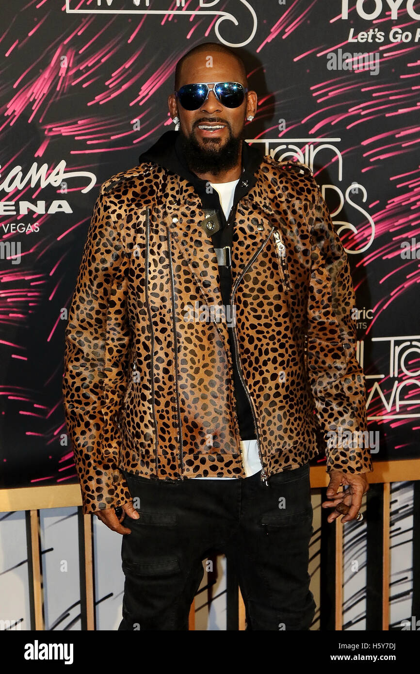 R. Kelly attends the Red Carpet at the 2015 Soul Train Awards at the ...