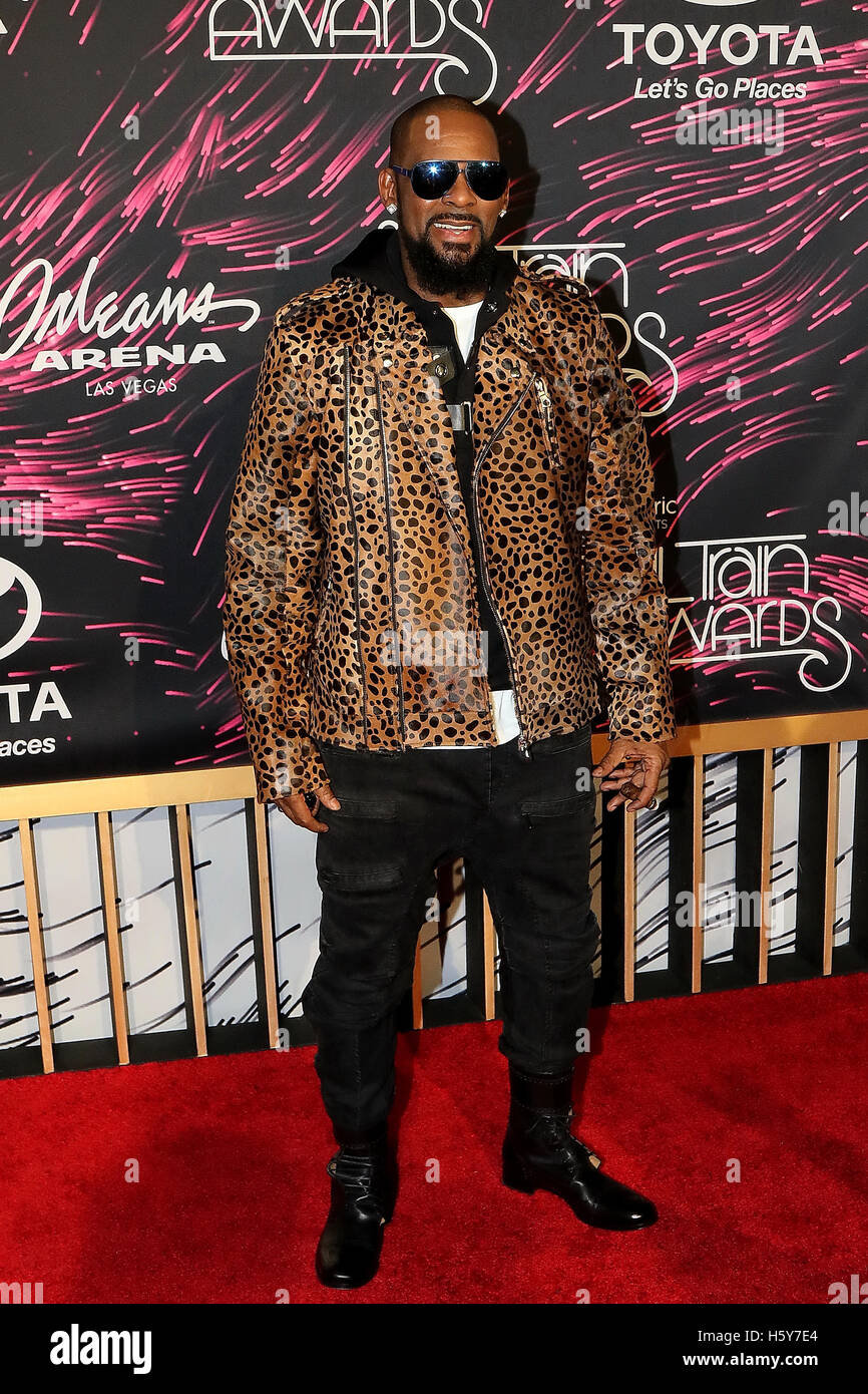 R. Kelly attends the Red Carpet at the 2015 Soul Train Awards at the ...