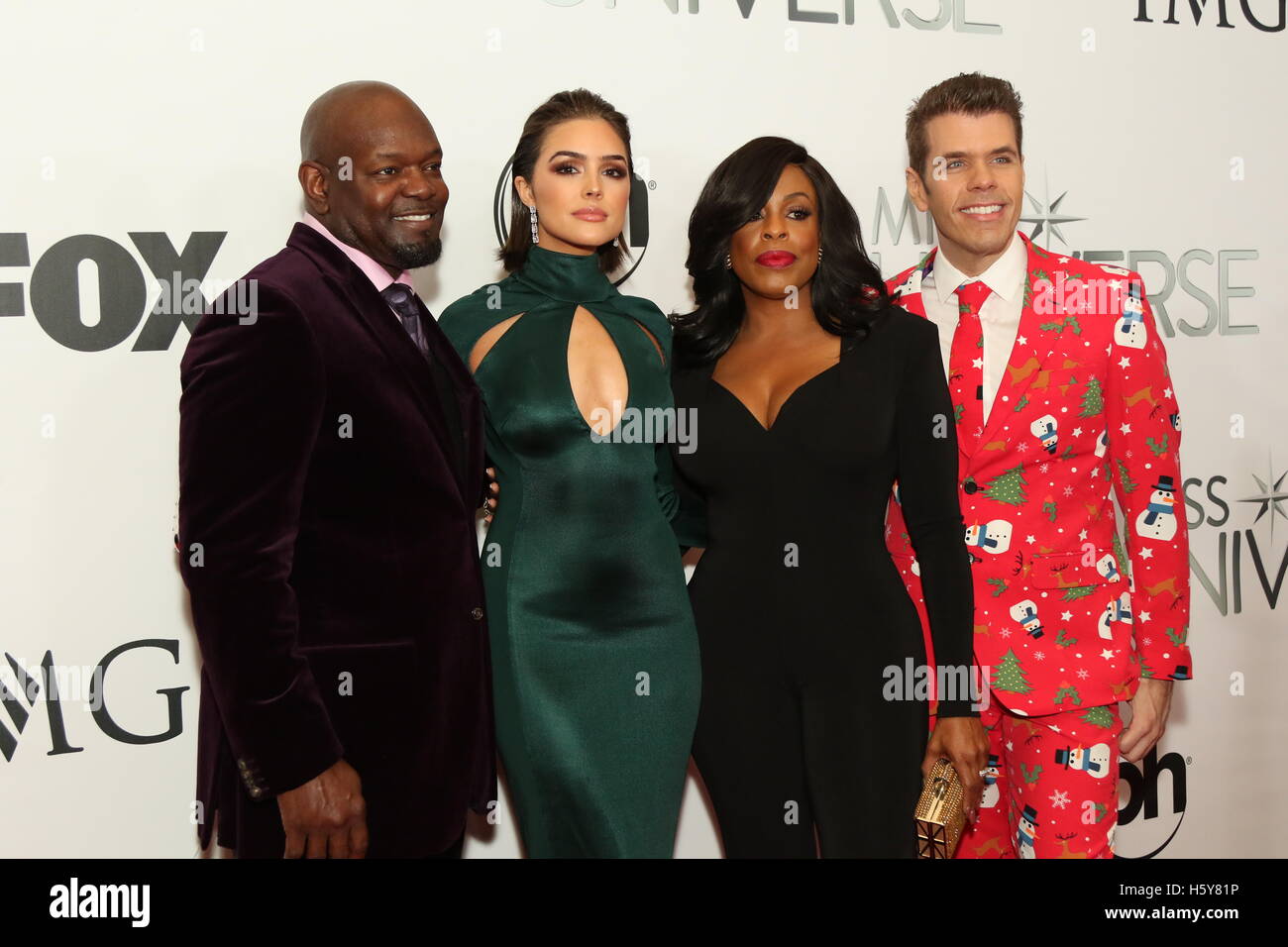 Emmitt Smith, Olivia Culpo, Niecy Nash and Perez Hilton arrive for the ...