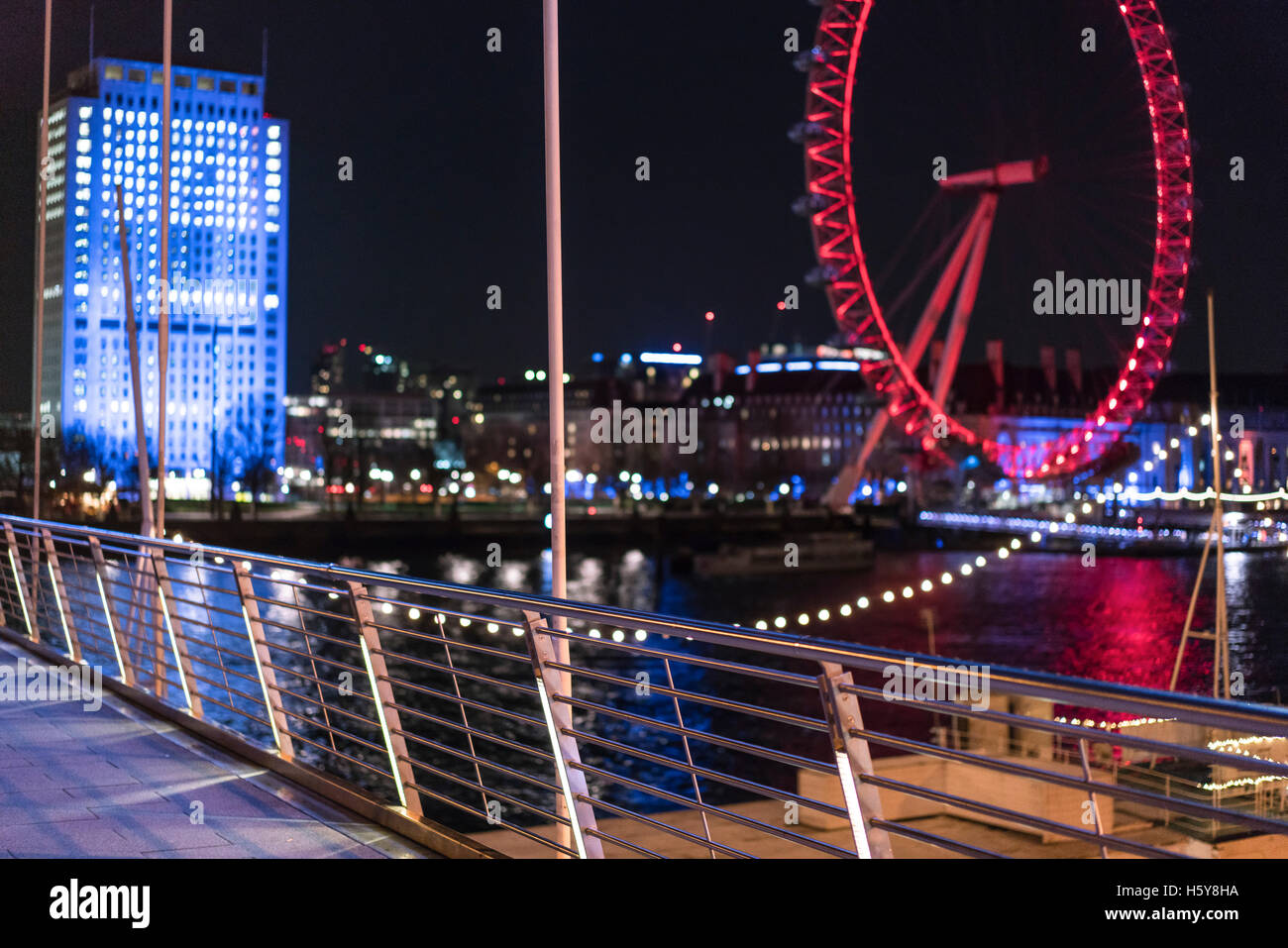 London Eye at night - view from Golden Jubilee Bridge - LONDON/ENGLAND ...