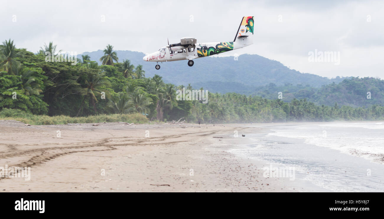 Small plane costa rica hi-res stock photography and images - Alamy