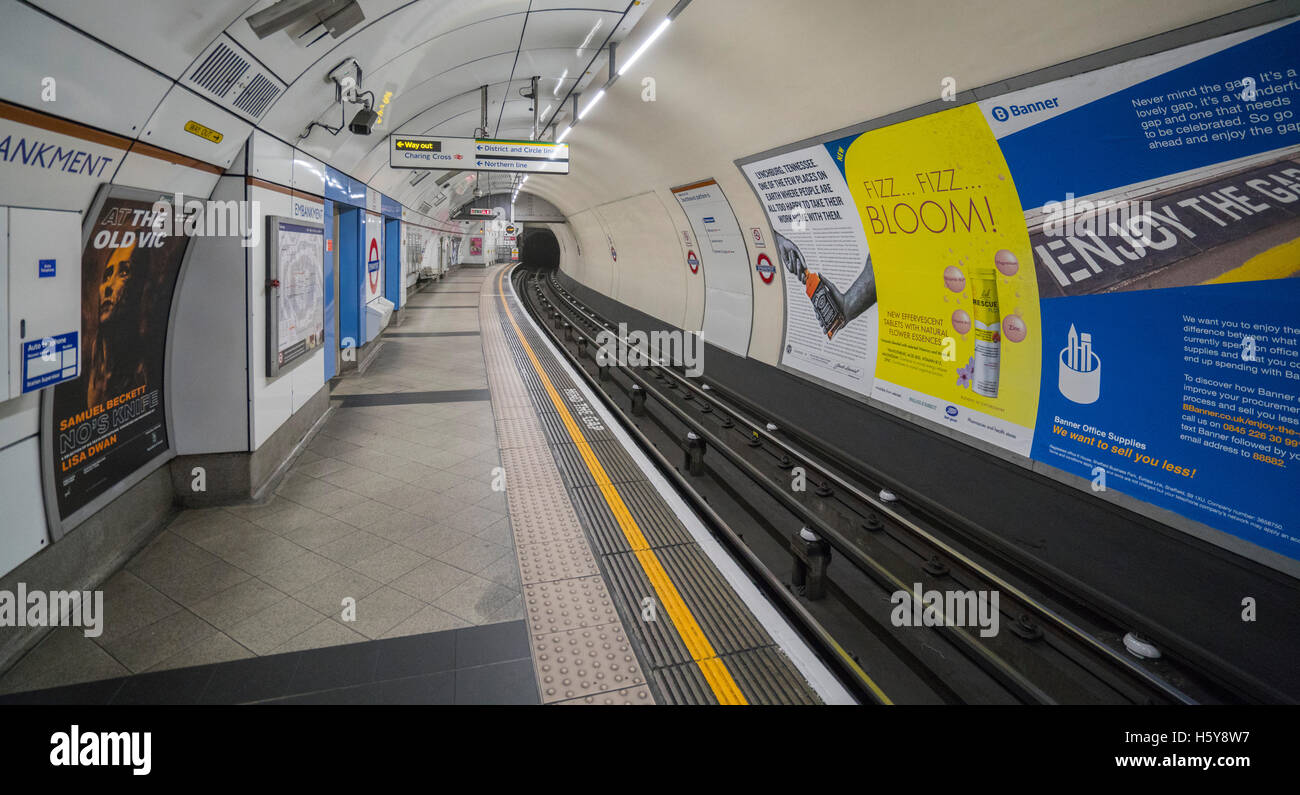 Empty platform of London Underground Stock Photo - Alamy