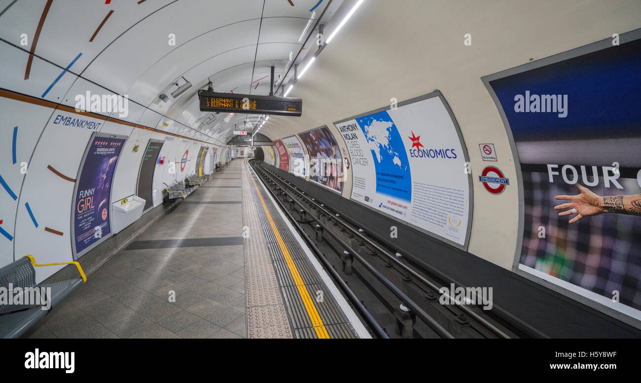 Empty platform of London Underground Stock Photo - Alamy