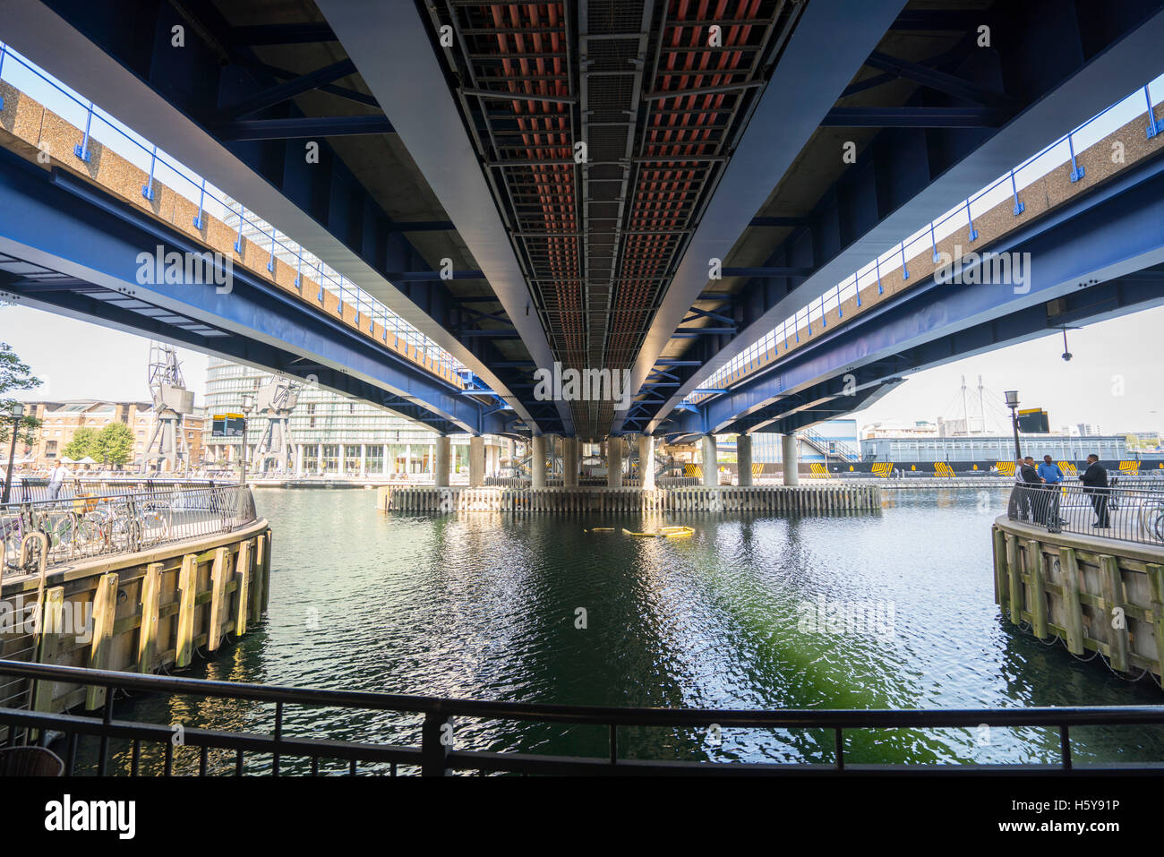 DLR bridge over Middle docks to Heron Quays Stock Photo - Alamy