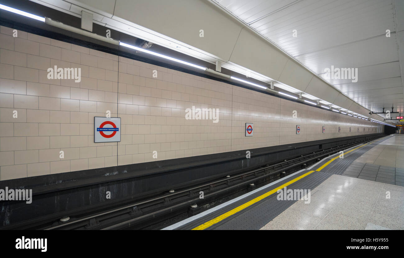 Empty platform of London Underground Stock Photo - Alamy