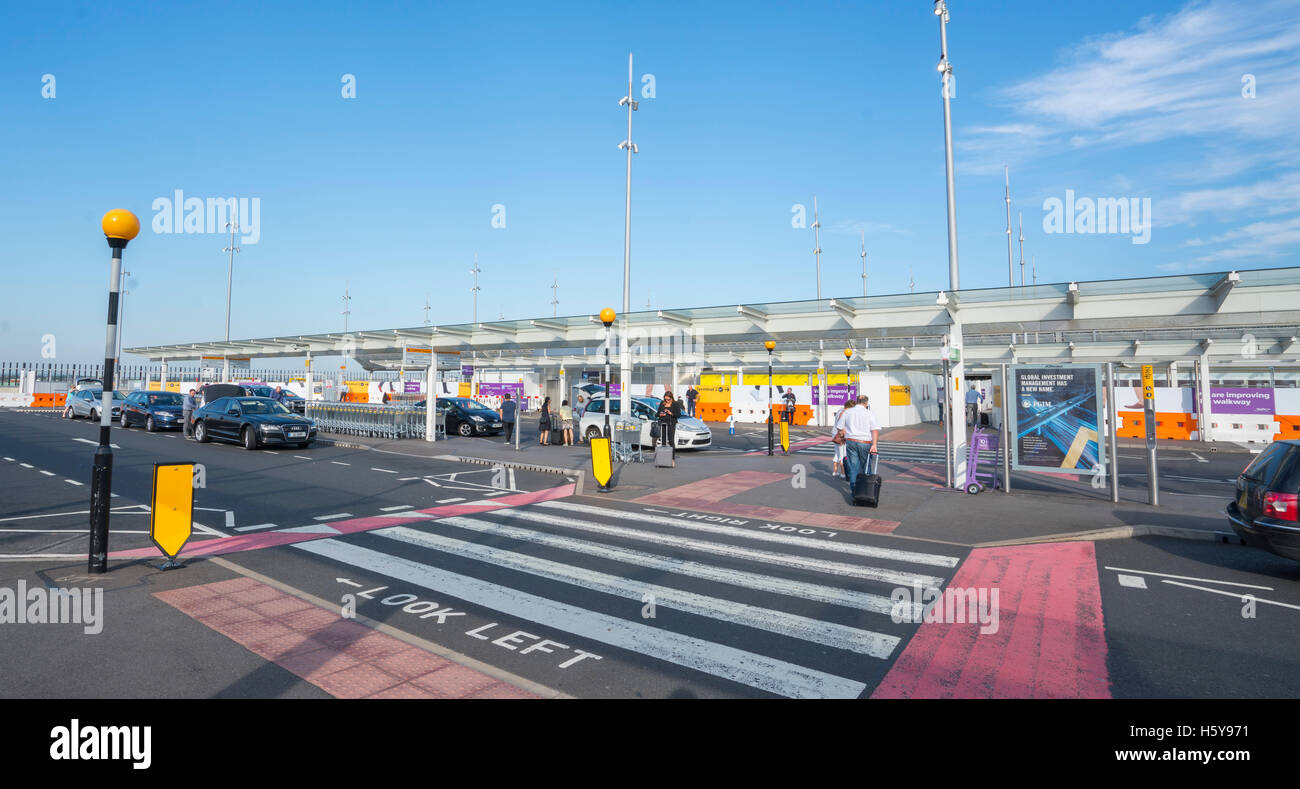 Passenger pick up and drop off zone at London Heathrow airport Stock ...
