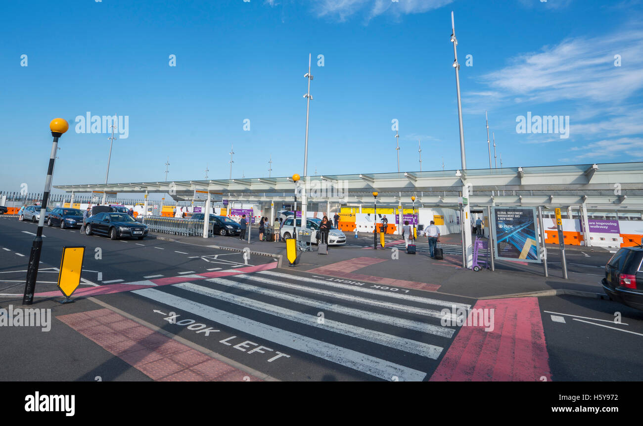 Passenger pick up and drop off zone at London Heathrow airport Stock ...