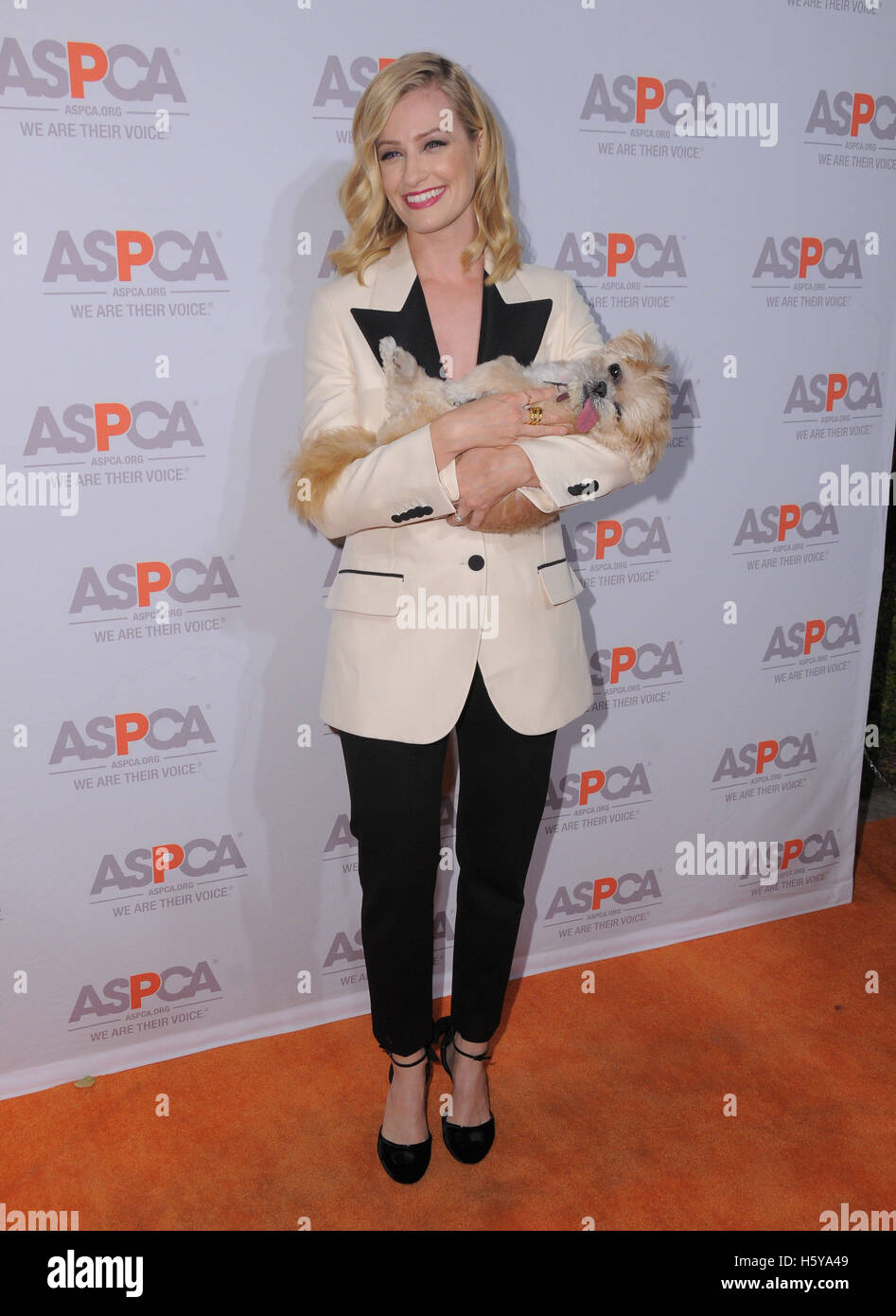 Los Angeles, CA, USA. 20th Oct, 2016. Beth Behrs, Marnie the Dog. ASPCA ...