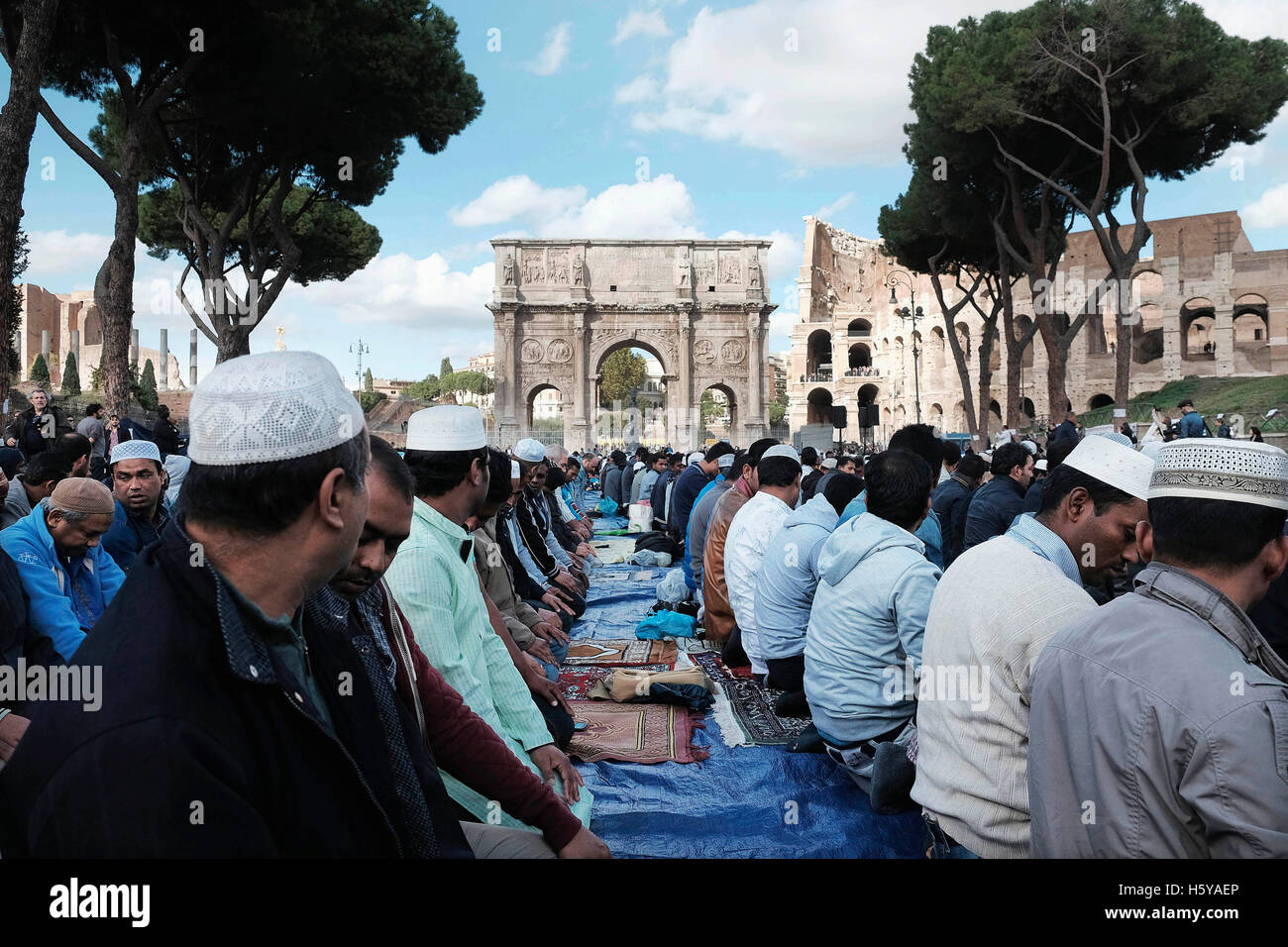 Rome, Italy. 21st Oct, 2016. Muslims pray in front of the Colosseum and ...