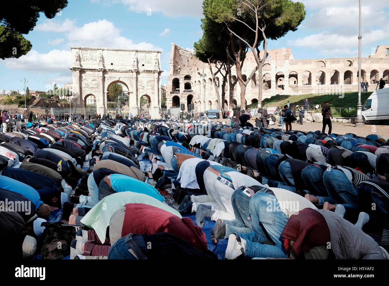 Muslims in italy hi-res stock photography and images - Alamy