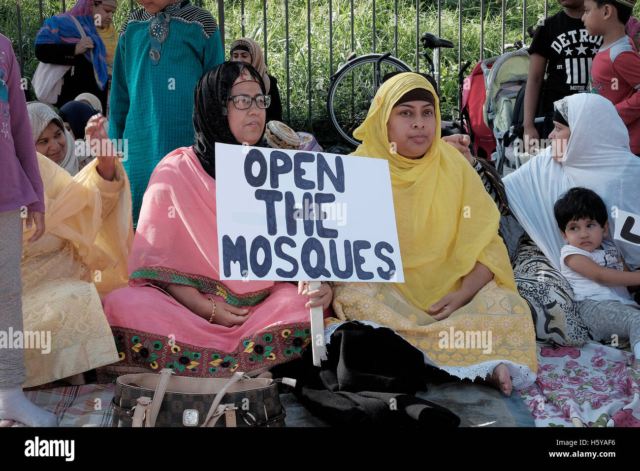 Rome, Italy. 21st Oct, 2016. Muslims pray in front of the Colosseum and ...