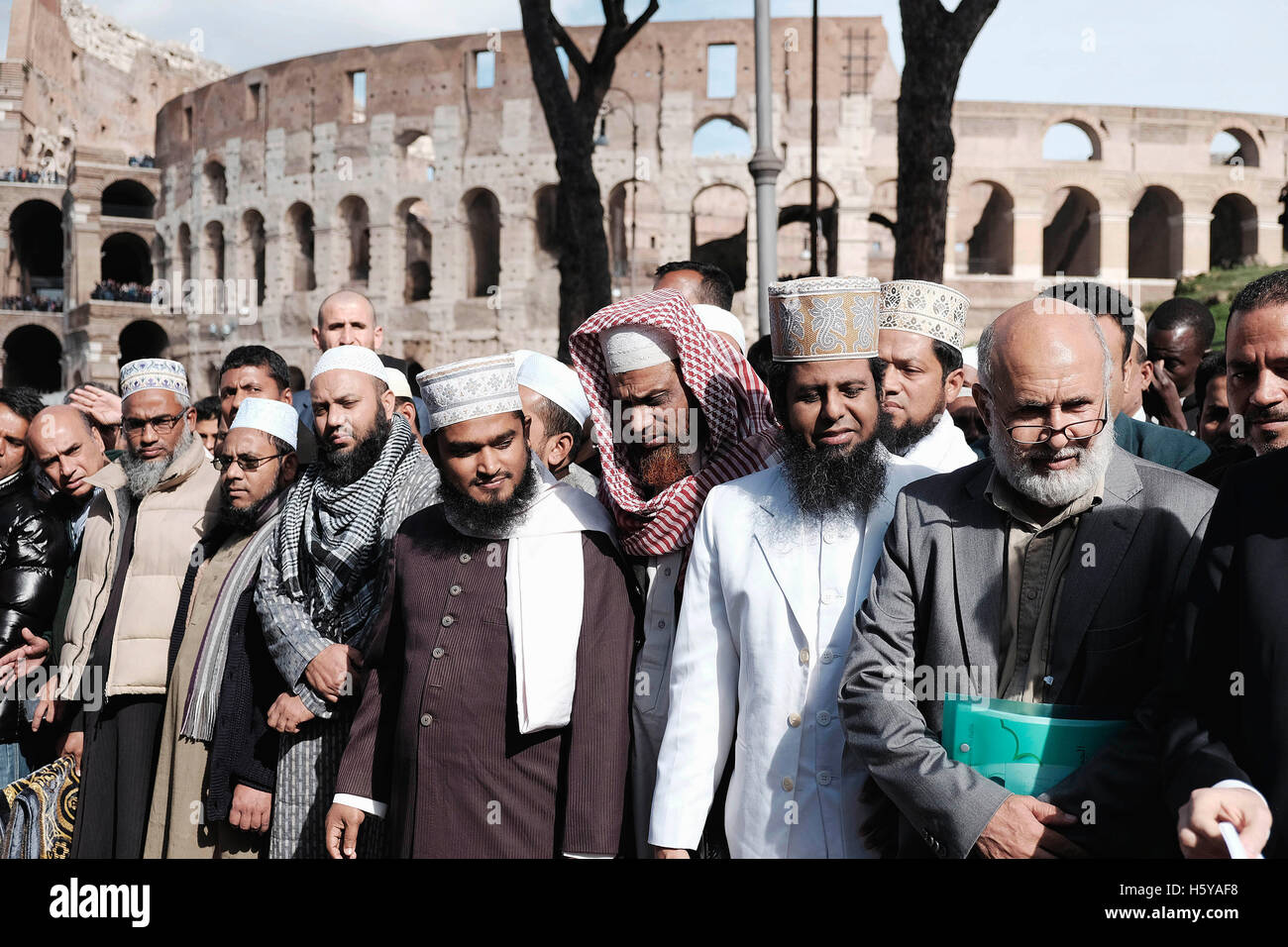 Rome, Italy. 21st Oct, 2016. Muslims pray in front of the Colosseum and ...