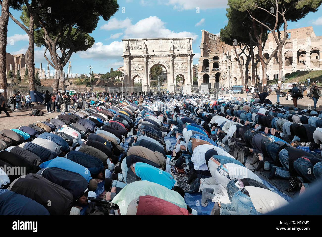 Rome, Italy. 21st Oct, 2016. Muslims pray in front of the Colosseum and ...