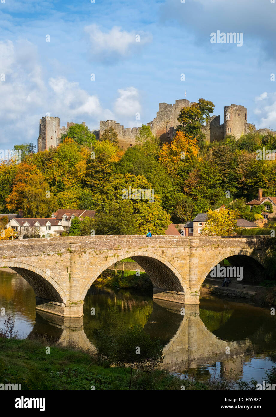 Ludlow castle overlooking dinham bridge hi-res stock photography and ...