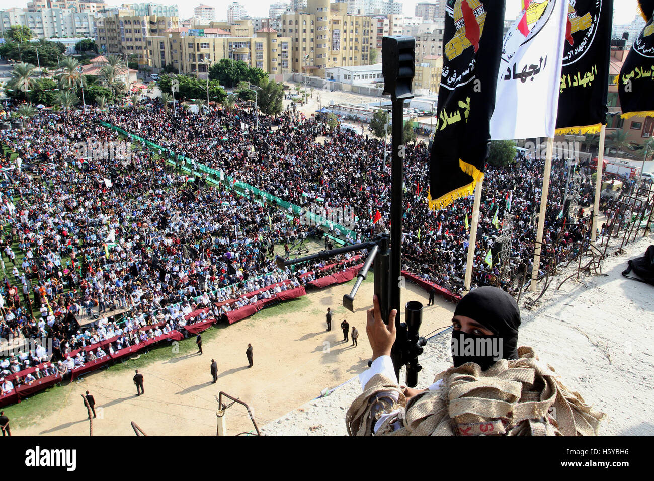 Gaza, Gaza Strip, Palestinian Territory. 21st Oct, 2016. A Palestinian ...