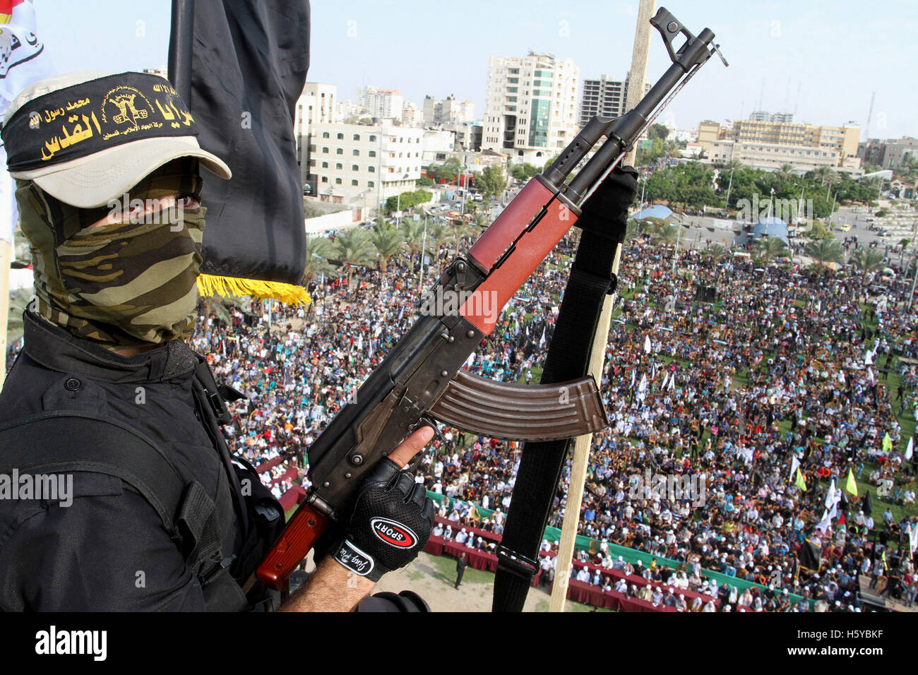Gaza, Gaza Strip, Palestinian Territory. 21st Oct, 2016. A Palestinian ...