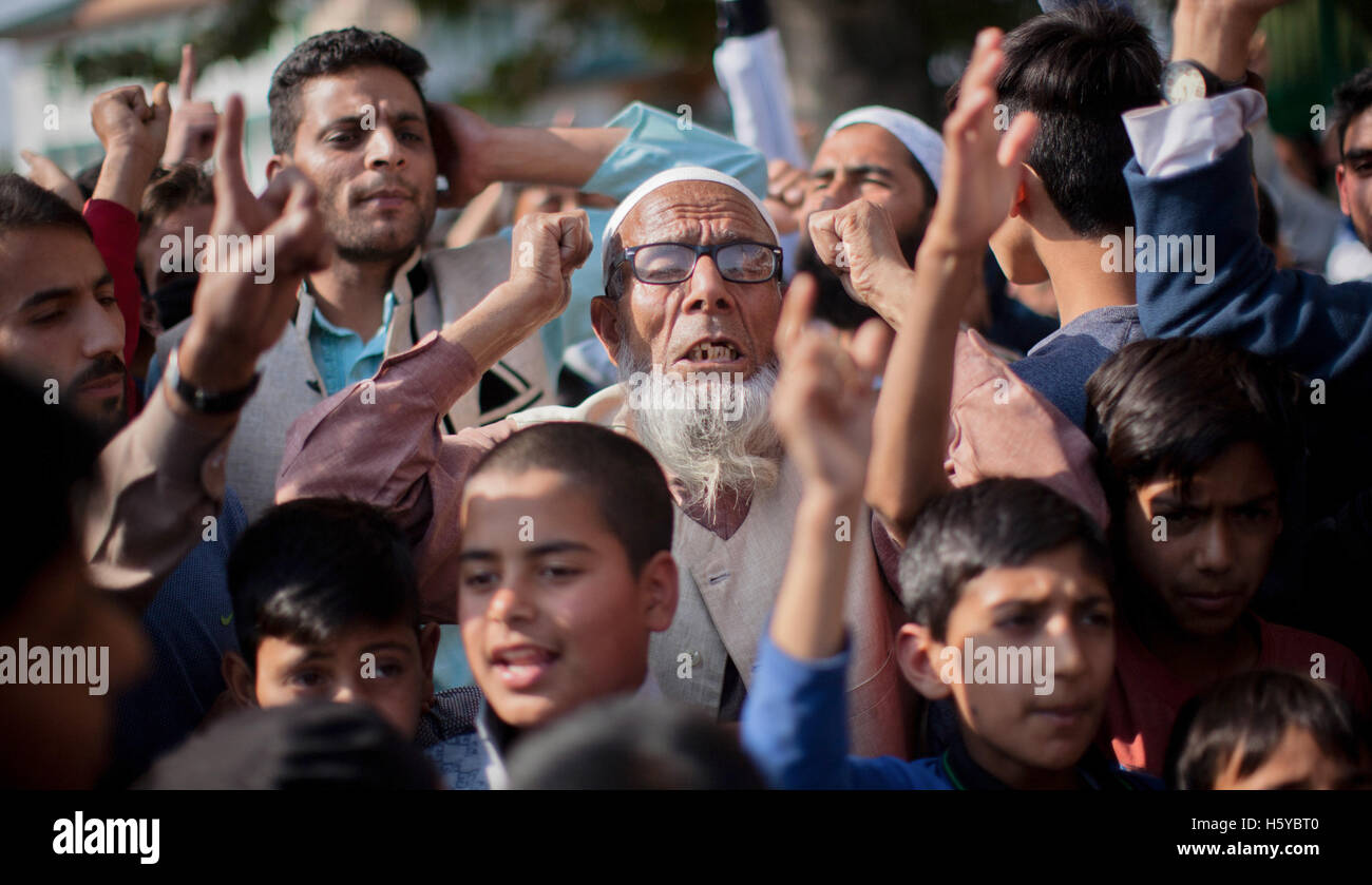 Srinagar, Kashmir, India. 21st Oct, 2016. An elderly Kashmiri Muslim ...