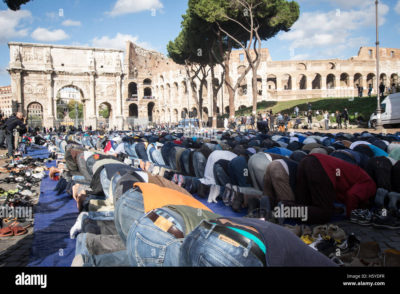 Rome muslims prayers hi-res stock photography and images - Alamy