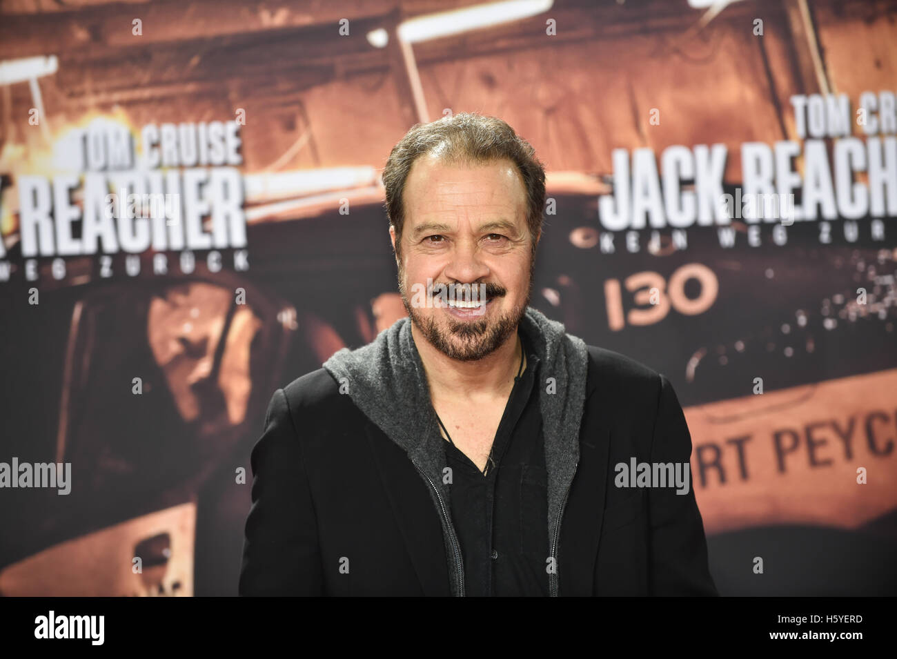 Berlin, Germany. 21st Oct, 2016. Director Edward Zwick arrives for the ...