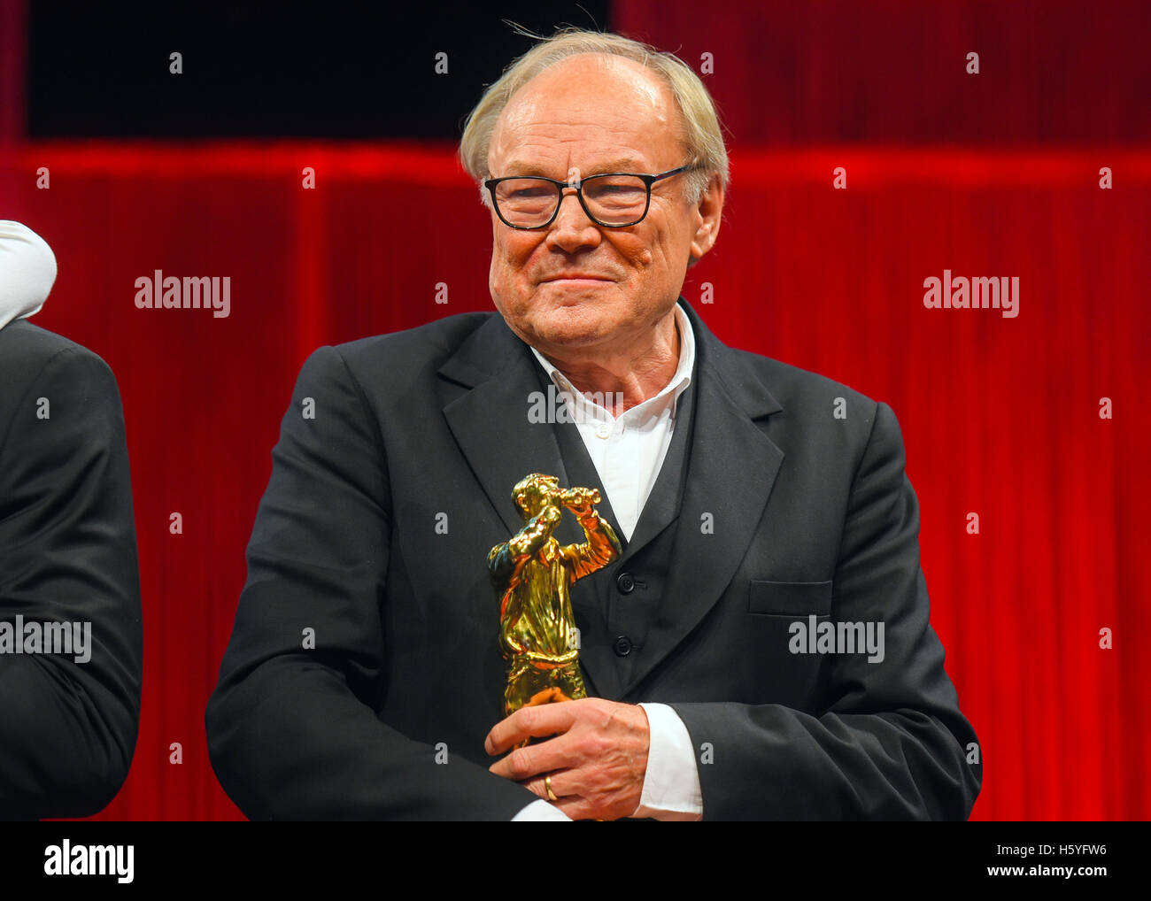 Frankfurt, Germany. 21st Oct, 2016. The actor Klaus Maria Brandauer (R ...