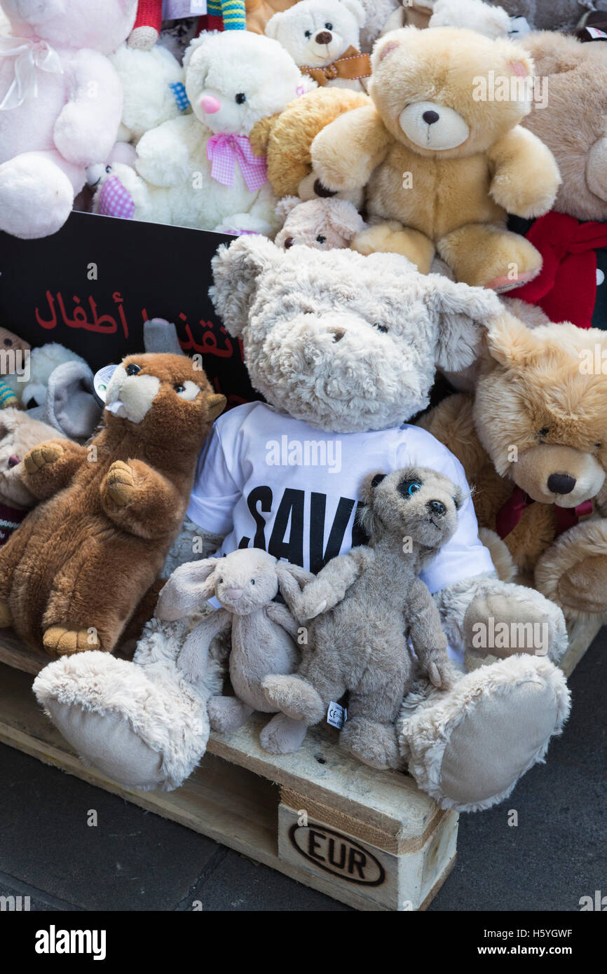 100 teddy bears hi-res stock photography and images - Alamy