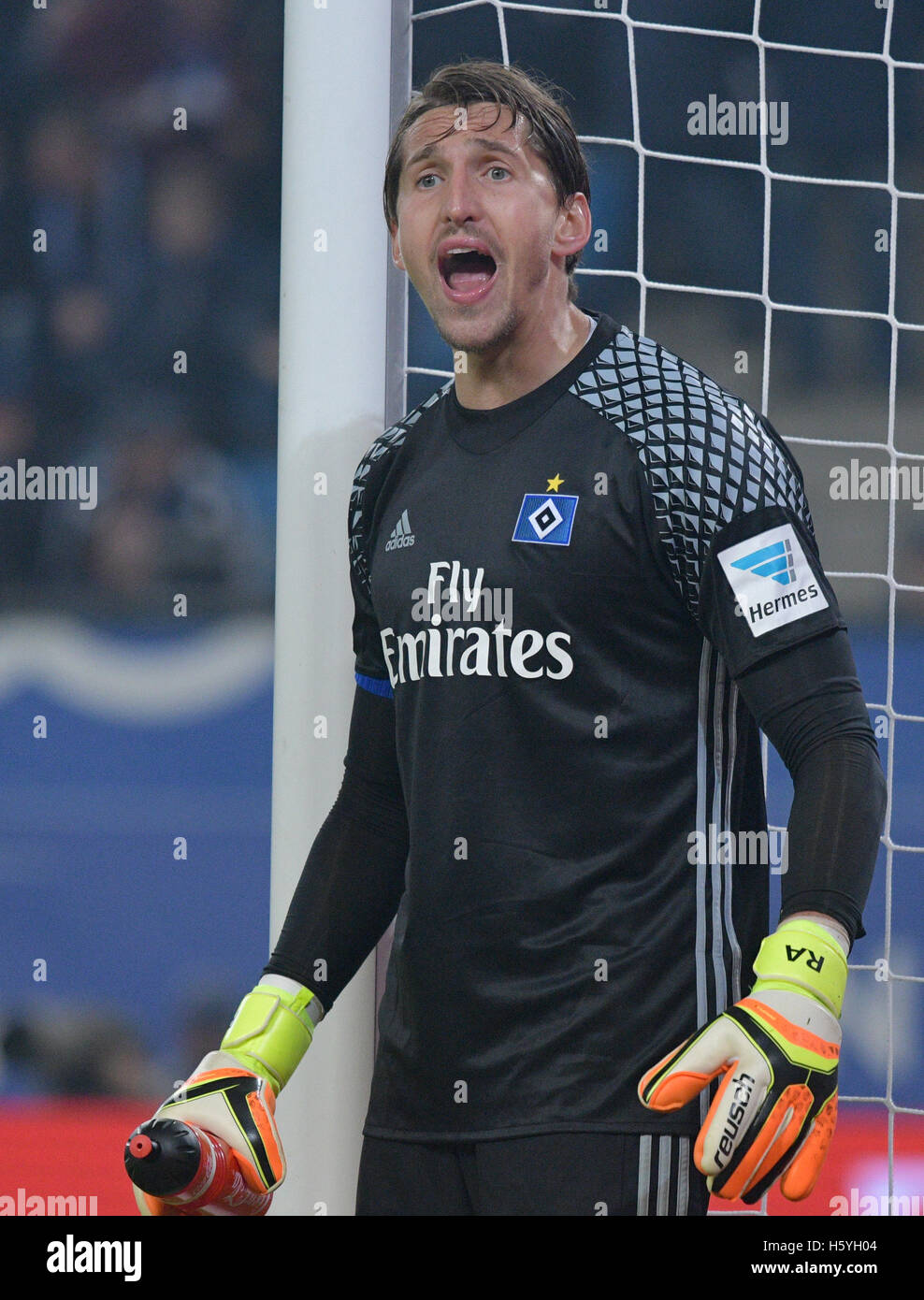 Hamburg, Gemrany. 21st Oct, 2016. Hamburg's goalkeeper Rene Adler ...
