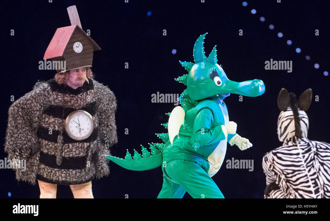 Leipzig, Germany. 21st Oct, 2016. The actors stand on stage with ...