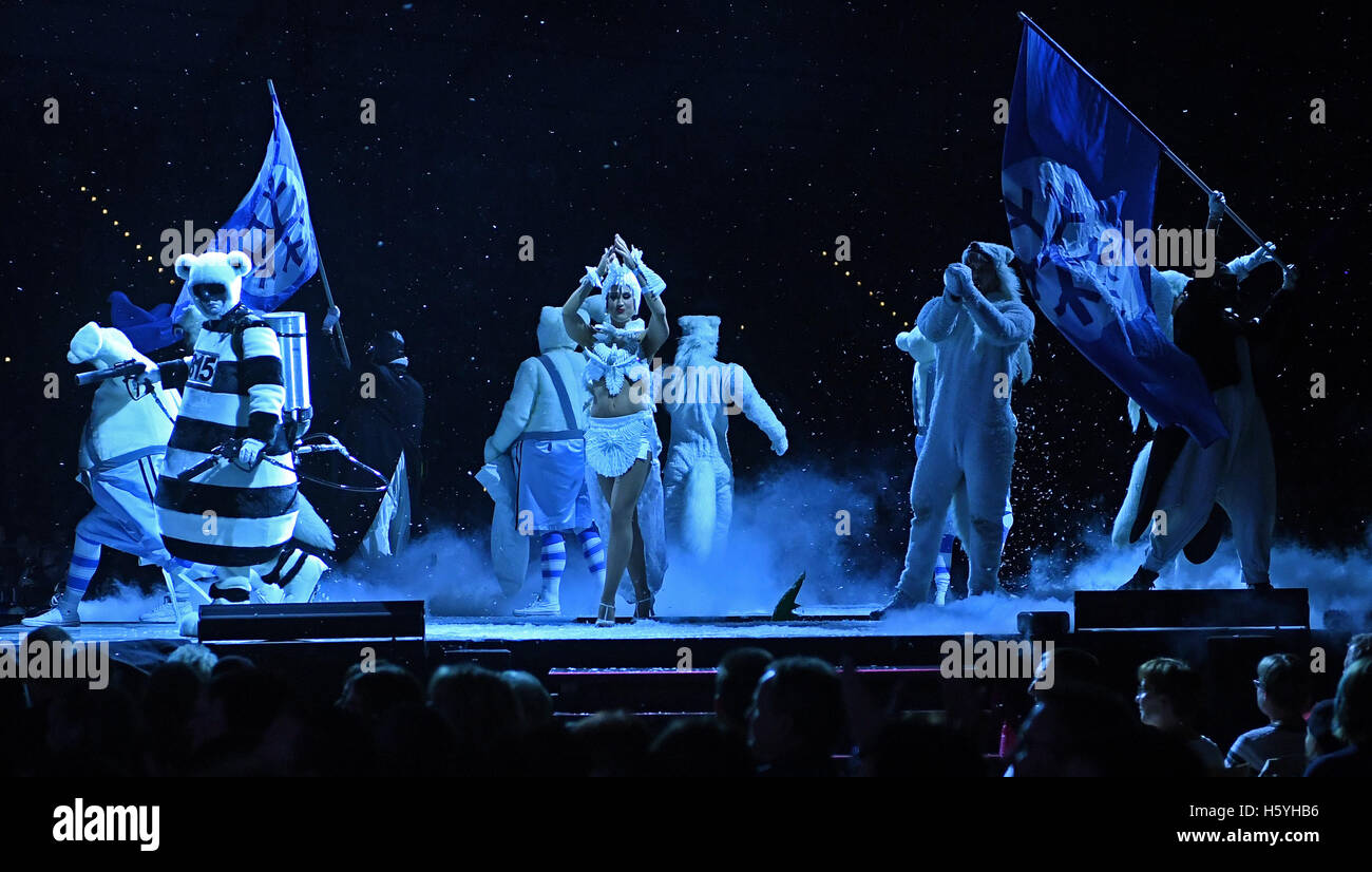 Leipzig, Germany. 21st Oct, 2016. The actors stand on stage in ...
