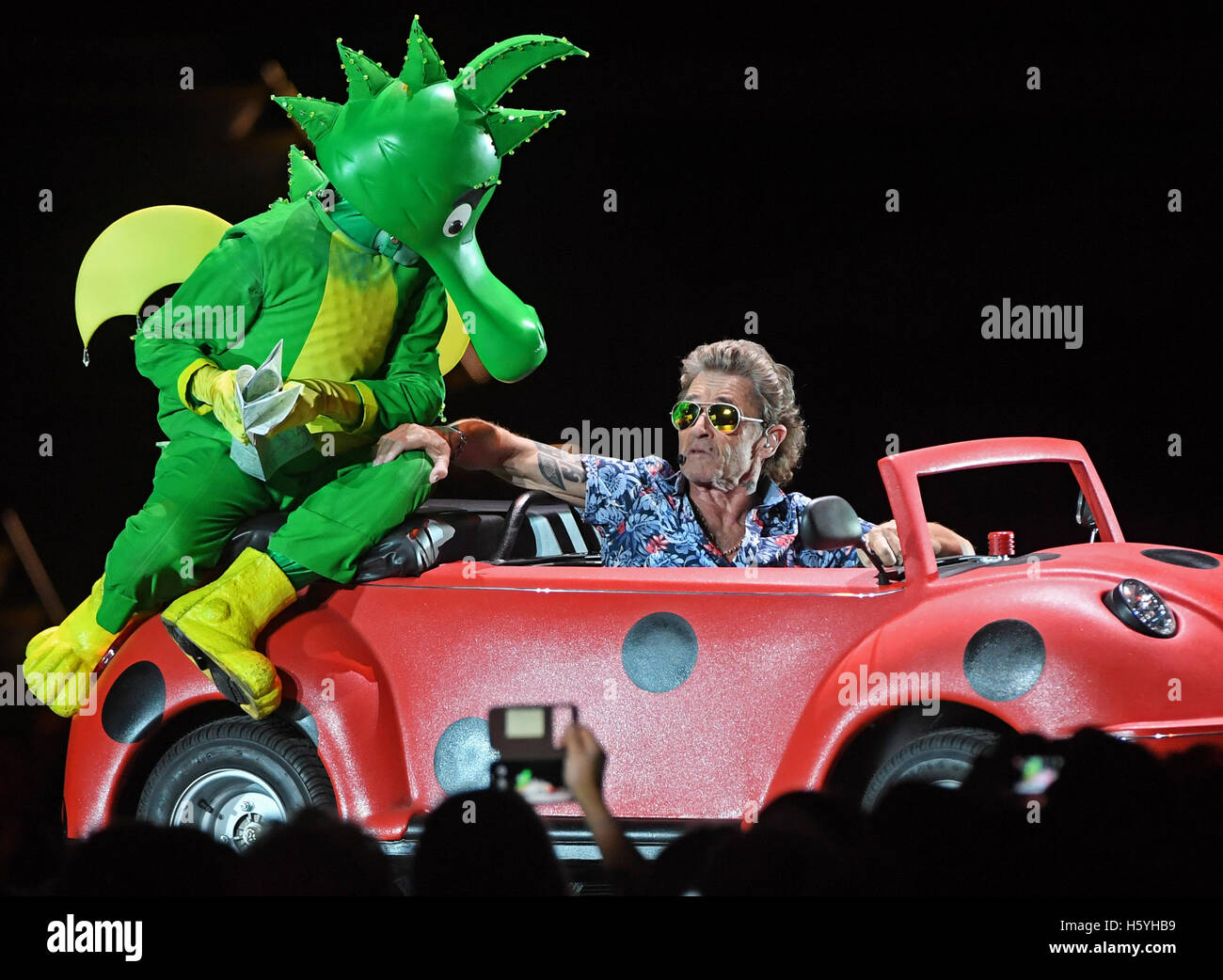 Leipzig, Germany. 21st Oct, 2016. The singer Peter Maffay drives onto ...