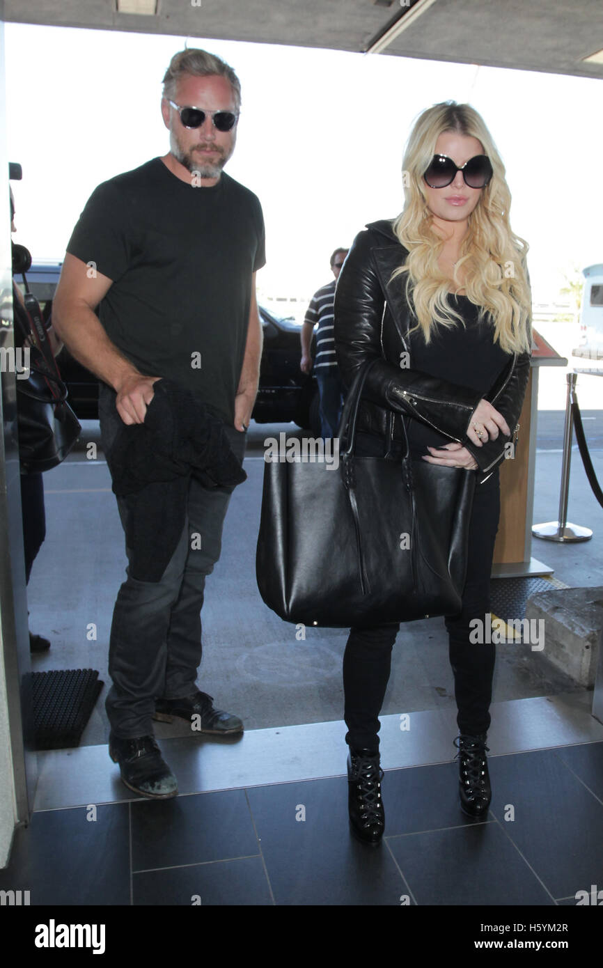 Los Angeles, Ca, USA. 22nd Oct, 2016. Eric Johnson and Jessica Simpson ...