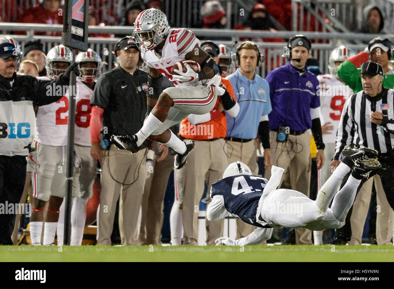 Action jumps football hi-res stock photography and images - Alamy