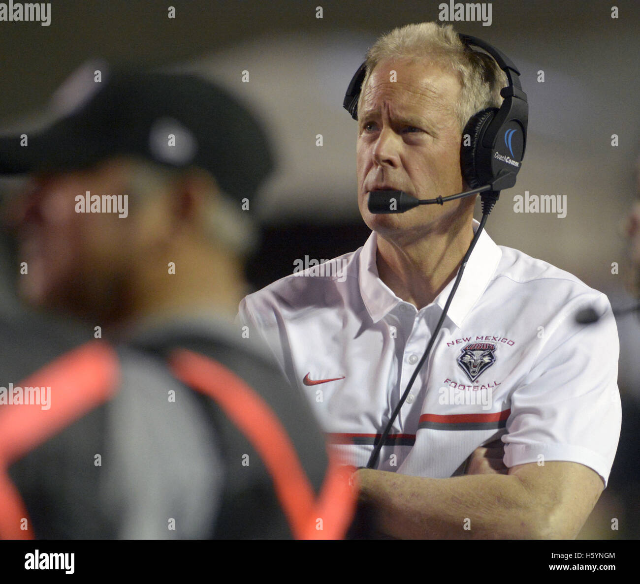 Usa. 22nd Oct, 2016. SPORTS -- UNM coach Bob Davie watches from the ...