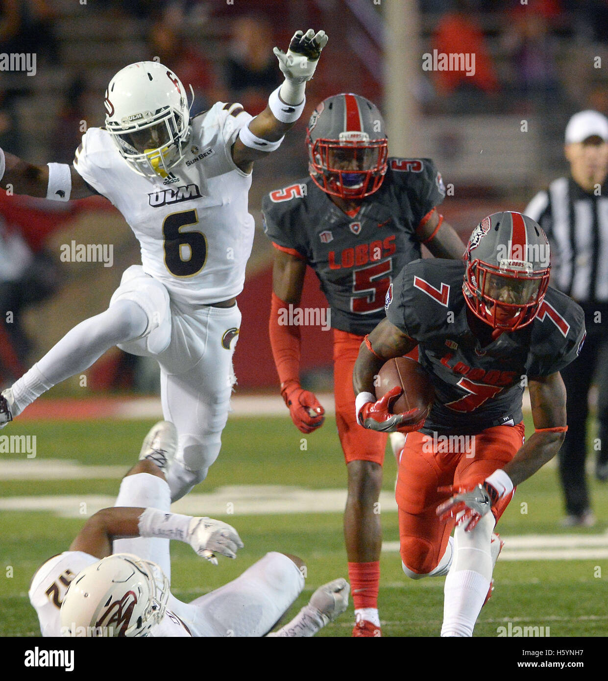Usa. 22nd Oct, 2016. SPORTS -- UNM's Teriyon Gipson, 7, is chased by ...