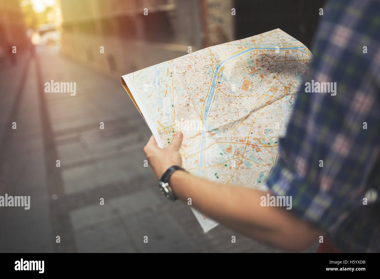 Woman traveler exploring map hi-res stock photography and images - Alamy