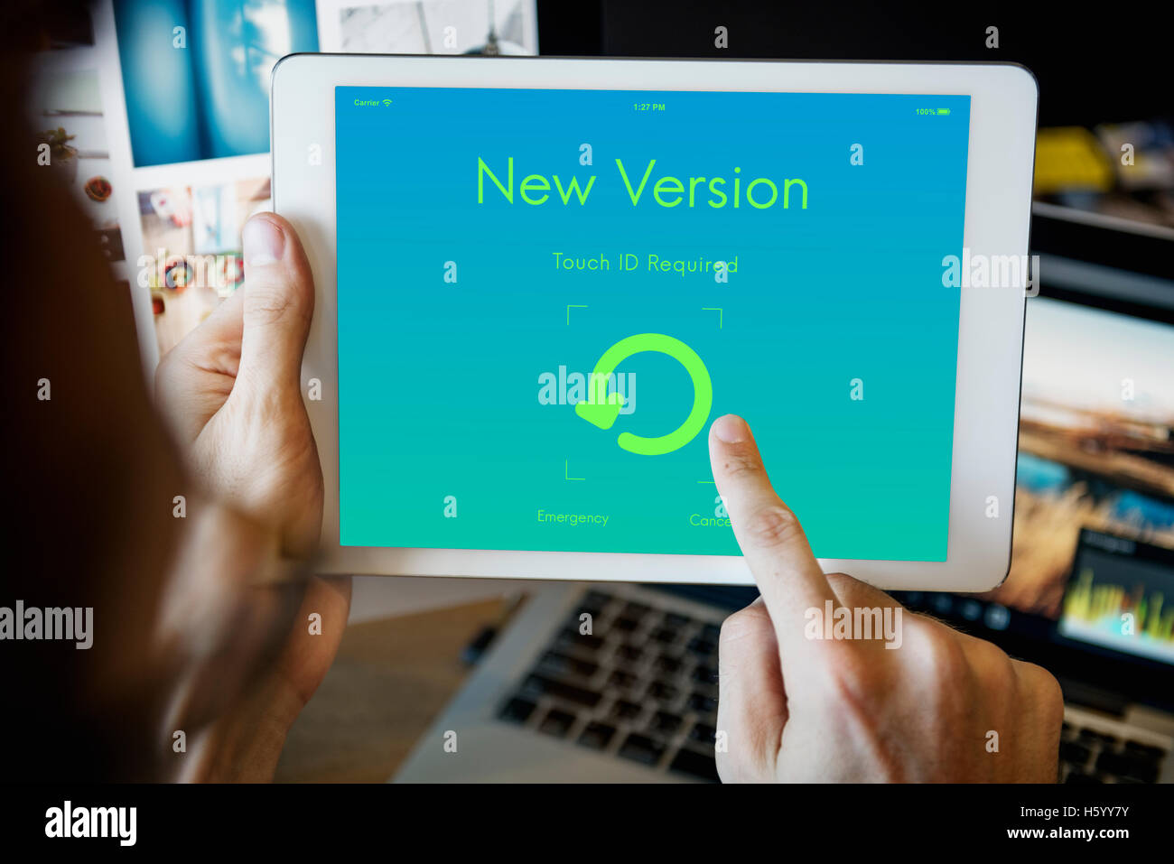 System update tablet icon hi-res stock photography and images - Alamy