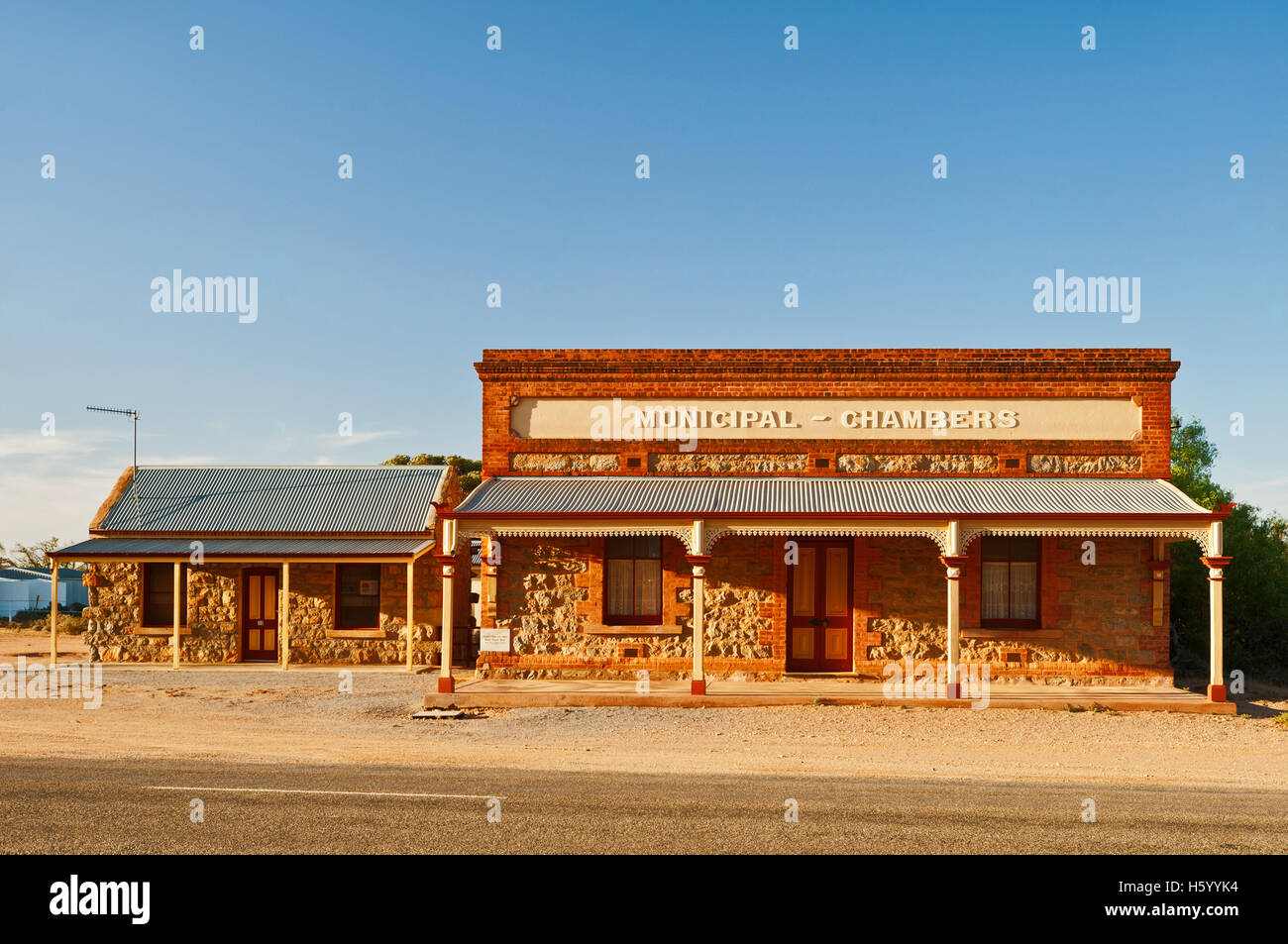 Historical Municipal Chambers in the outback village Silverton Stock ...