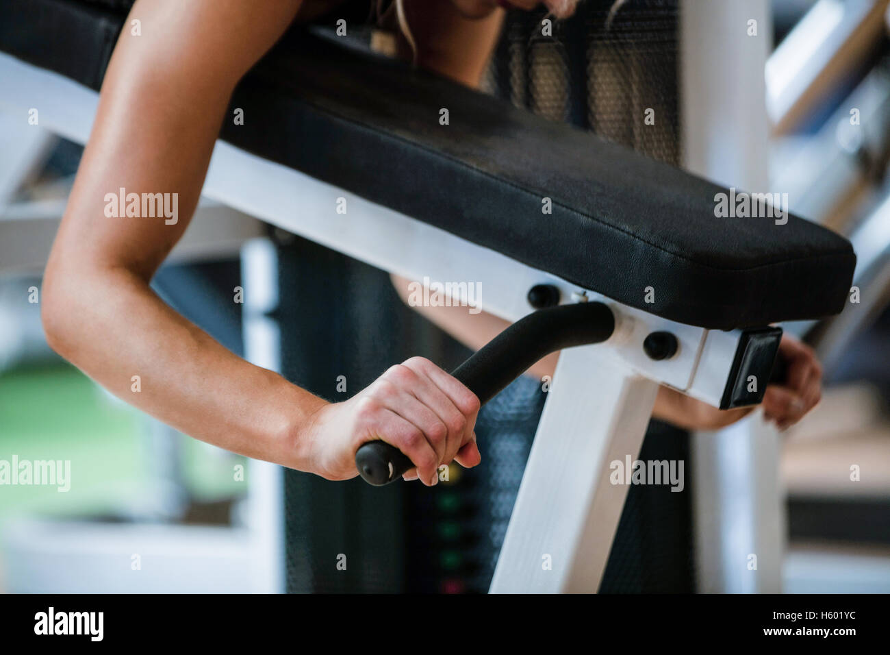 Bench press woman hi-res stock photography and images - Alamy