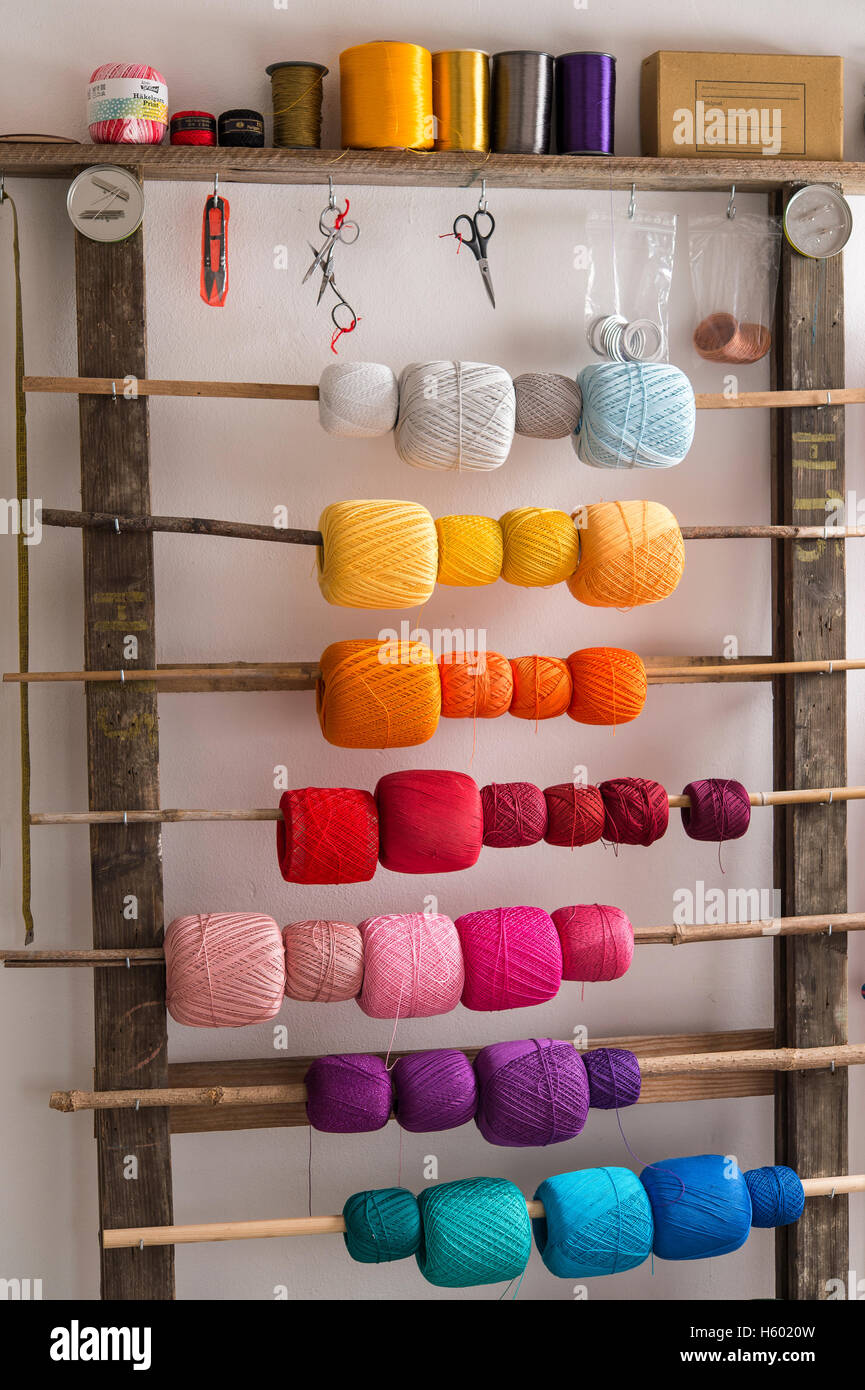 Hung by thread hi-res stock photography and images - Alamy