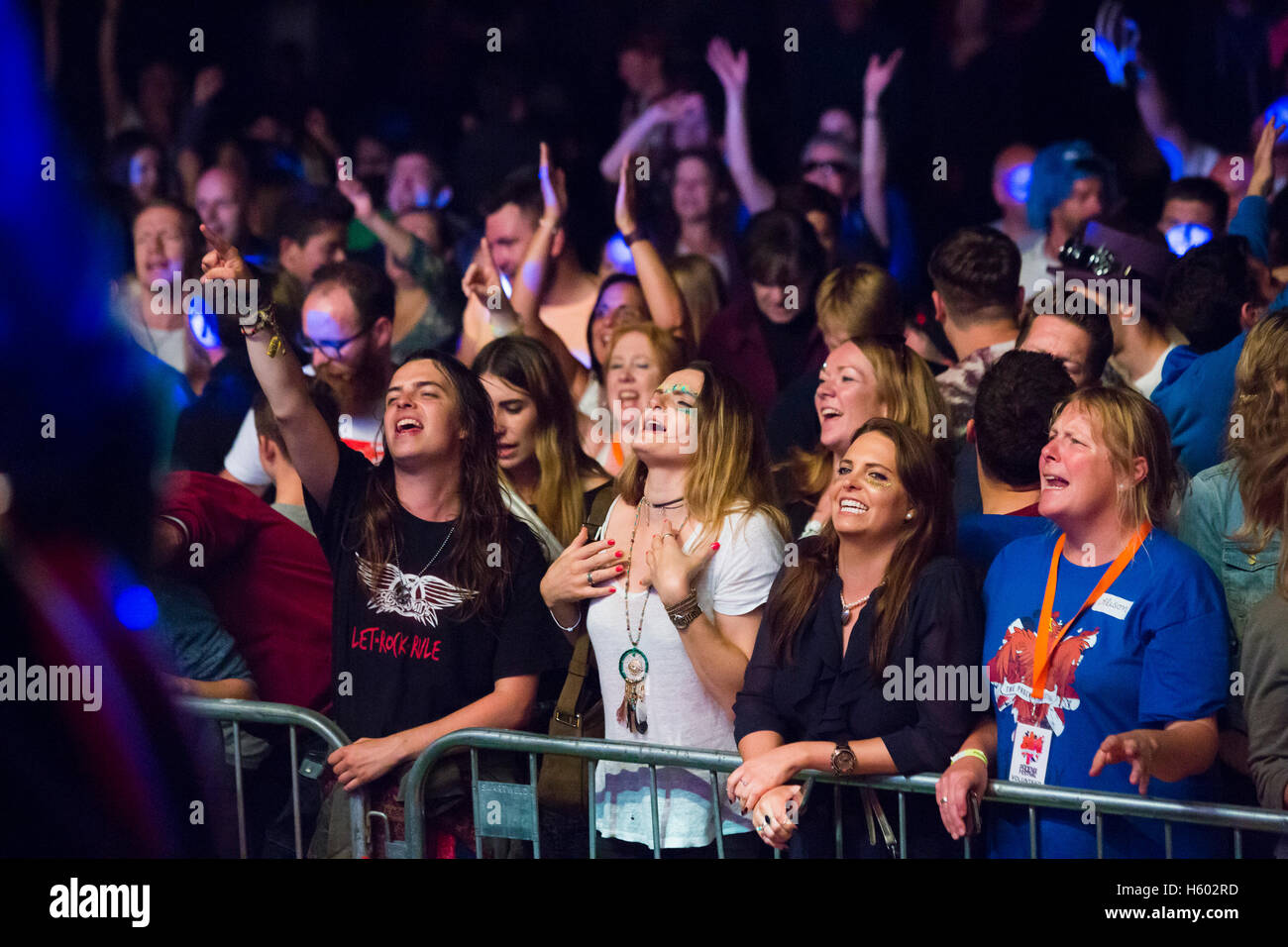 Oasis in concert hi-res stock photography and images - Alamy