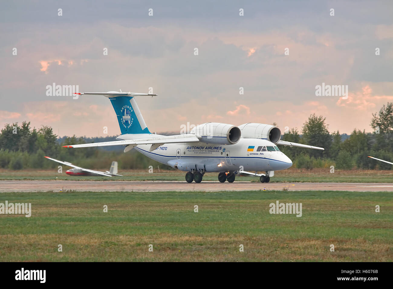 Antonov an 74 aircraft hi-res stock photography and images - Alamy