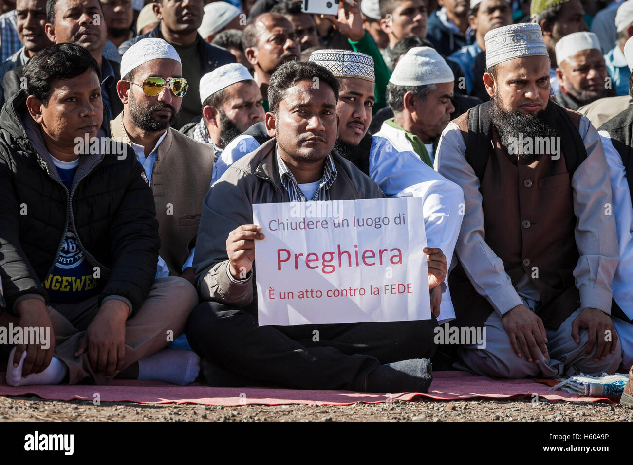 Rome muslims prayers hi-res stock photography and images - Alamy