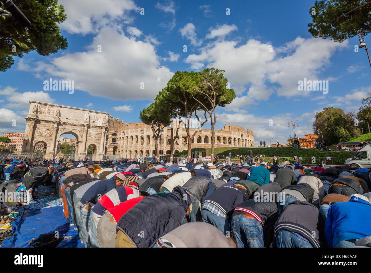 Rome, Italy. 21st Oct, 2016. Thousands of Muslims attend the protest in ...